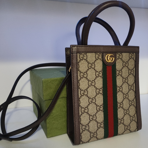 Gucci | Bags | Gucci Gg Pattern Crossbody Bag With Green And Red Stripe ...